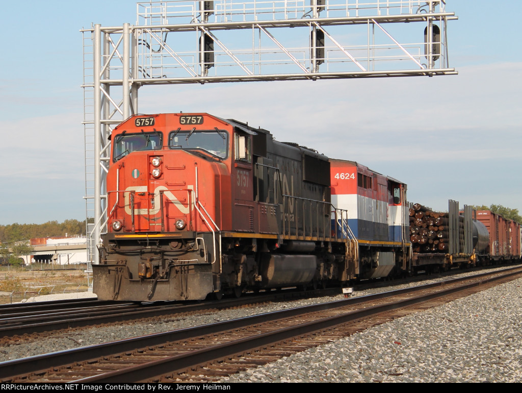CN 5757 & BCOL 4624 (1)